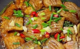 家常煎带鱼怎么做好吃_煎带鱼不粘锅的窍门