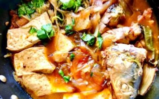 东北农家炖鱼怎么做_东北铁锅炖鱼放什么配菜