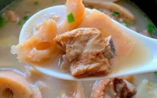 莲藕煲骨头汤的做法_骨头汤怎么煲才白