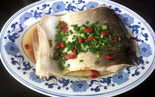 清蒸鲢鱼头怎么做_清蒸鲢鱼头要蒸多久