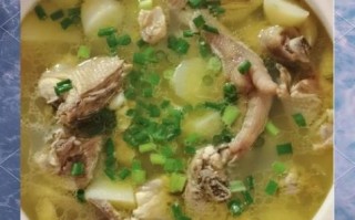 土豆清炖鸡汤怎么做_清炖鸡汤要不要焯水