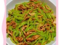 青椒炒肉丝怎么做_青椒炒肉丝热量高吗