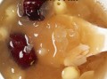 银耳莲子羹怎么做_新鲜银耳莲子羹做法