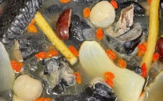 乌鸡配什么材料煲汤_乌鸡煲汤放什么食材好