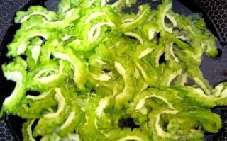 苦瓜炒蛋怎么做不苦_苦瓜炒蛋先炒蛋还是先炒苦瓜