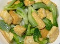 白菜炒麻豆腐怎么做_麻豆腐炒白菜家常做法