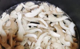 青椒炒平菇怎么做_青椒炒平菇需要焯水吗