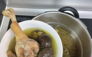 香菇老鸭汤怎么炖好喝_老鸭汤放香菇的正确顺序