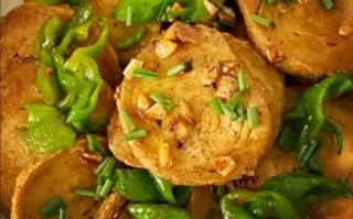 炒素鸡怎么做_素鸡炒什么配菜好吃