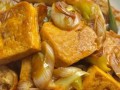 大葱炒豆腐怎么做_大葱炒豆腐先放葱还是先放豆腐