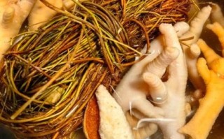 秋天鸡脚煲汤放什么材料好_鸡脚汤秋季滋补搭配