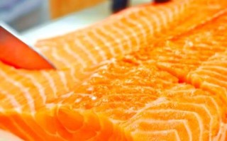 冰冻三文鱼怎么解冻_冰冻三文鱼最简单的家常做法