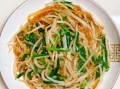 绿豆芽菜炒粉丝怎么做_绿豆芽菜炒粉丝的家常做法