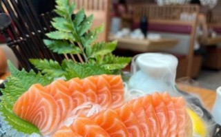 酒店三文鱼刺身冰摆盘技巧_如何保持新鲜口感