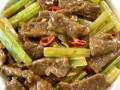 芹菜炒牛肉片怎么做_芹菜炒牛肉片热量高吗