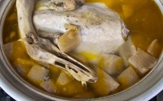 高压锅酸萝卜老鸭汤怎么做_老鸭汤要不要焯水