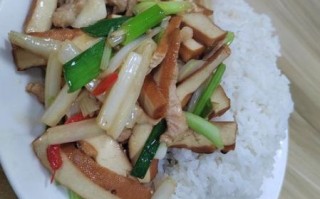 香干肉丝饭怎么做_香干肉丝饭热量高吗