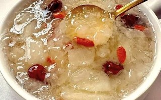 冰糖银耳炖雪梨怎么做_冰糖银耳炖雪梨的功效与禁忌