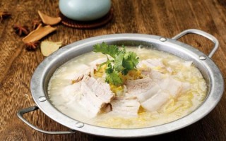 酸菜白肉汤的做法_酸菜白肉汤热量高吗