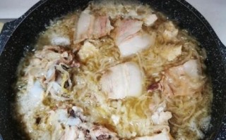 酸菜炖五花肉怎么做好吃_酸菜炖五花肉的做法窍门