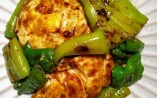 虎皮尖椒蛋怎么做_虎皮尖椒蛋先煎蛋还是先炒辣椒