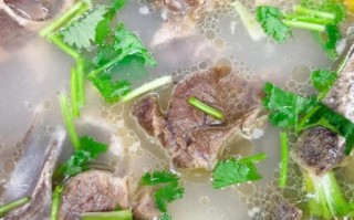牛肉烧汤怎么做好吃_牛肉汤去腥增香技巧