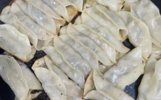 家庭煎饺怎么做_煎饺皮不糊的秘诀