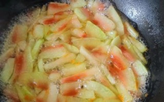 西瓜皮糖怎么做好吃_西瓜皮糖做法窍门