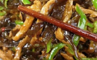青椒炒木耳怎么做_青椒炒木耳热量高吗