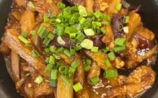 咸鱼茄子煲怎么做_茄子煲视频教程