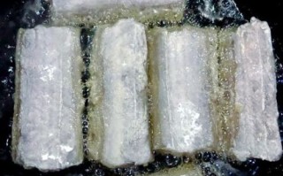 油炸带鱼怎么做酥脆不腥_油炸带鱼用什么裹粉最好