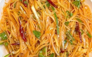 凉拌酸辣土豆丝怎么做_土豆丝焯水还是直接泡
