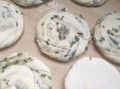 葱花油饼的家常做法_葱花油饼怎么做好吃又松软