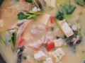 鲤鱼炖豆腐粉条怎么做_鲤鱼炖豆腐粉条的家常做法