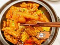 鸡爪煲怎么做才软糯入味_家常鸡爪煲做法大全