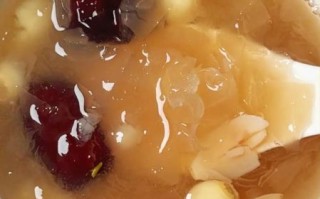 银耳莲子百合汤怎么熬_银耳莲子百合汤的功效与禁忌