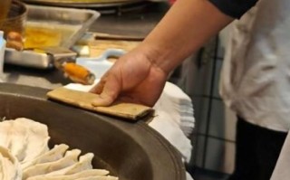 牛肉锅贴煎多长时间熟_怎么判断锅贴底部金黄
