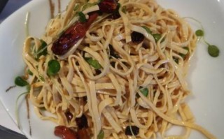 凉拌豆腐丝怎么做好吃_凉拌豆腐丝需要焯水吗