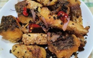 糍粑鱼怎么做才外酥里嫩_糍粑鱼的做法窍门视频