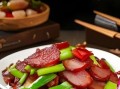 腊肉炒什么菜好吃窍门_腊肉炒什么菜不咸又下饭