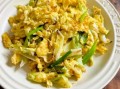 鸡蛋炒大葱怎么做_鸡蛋炒大葱先炒哪个