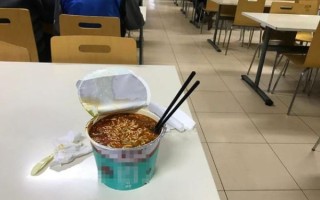 吃一个月泡面会死人吗_泡面连续吃30天危害