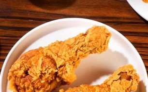 炸鸡腿用什么粉更脆_炸鸡腿腌料怎么配