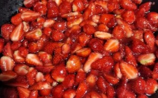 草莓酱怎么做好吃_草莓酱不加水能熬吗