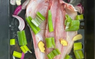烤鱼怎么做才外酥里嫩_家庭版烤鱼视频教程