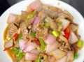 洋葱炒牛肉怎么炒才嫩_洋葱炒牛肉要不要焯水