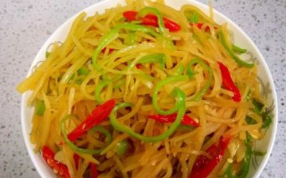 酸辣土豆丝怎么做才脆_土豆丝焯水还是过油