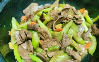 芹菜炒猪肝怎么做_芹菜炒猪肝焯水还是不焯水