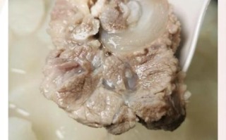 骨头汤怎么熬得浓白_骨头汤怎么做好吃