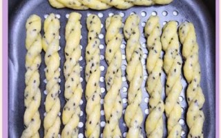 炸酥脆小麻花怎么做_家常做法窍门